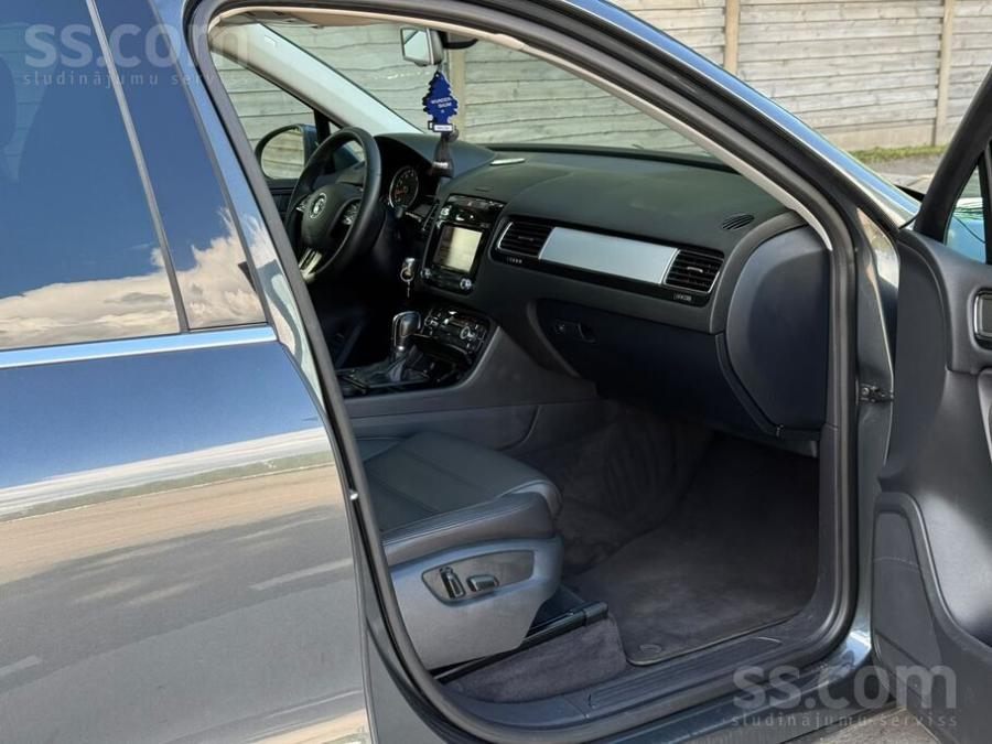 Grey Volkswagen Touareg 2013 in Jelgava, with an engine capacity of 3.60 L and mileage of 217 thousand km for 13800 €, photo 12 on AUTOMOTO.COM.LV