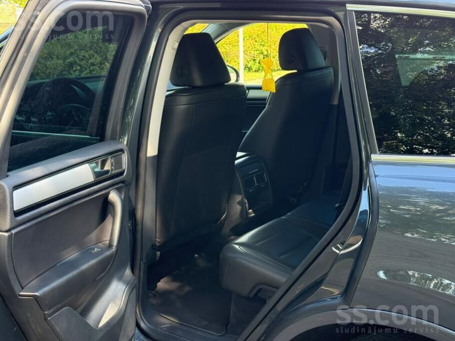 Grey Volkswagen Touareg 2013 in Jelgava, with an engine capacity of 3.60 L and mileage of 217 thousand km for 13800 €, photo 13 on AUTOMOTO.COM.LV