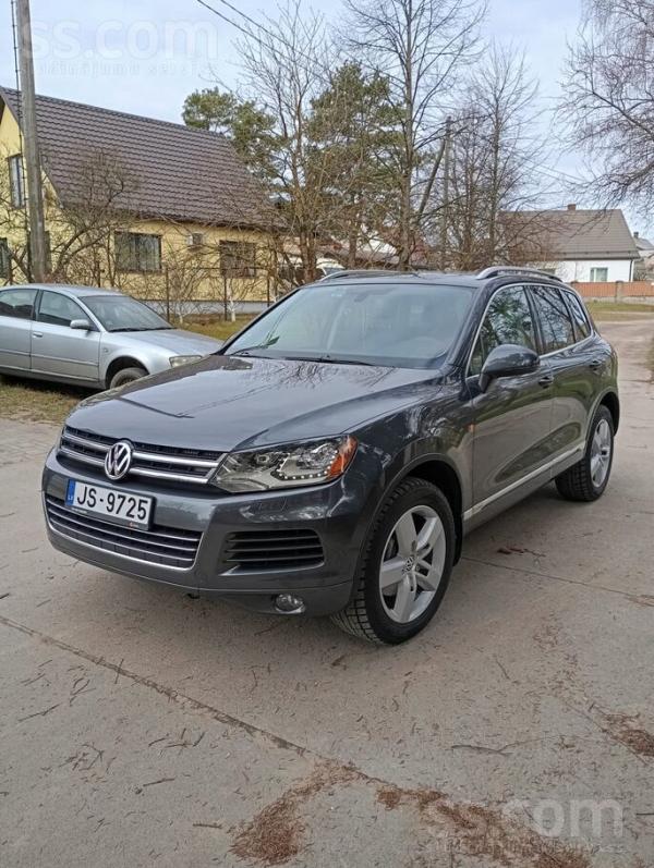 Grey Volkswagen Touareg 2013 in Daugavpils, with an engine capacity of 3.60 L and mileage of 90 thousand km for 16900 €, photo 2 on AUTOMOTO.COM.LV