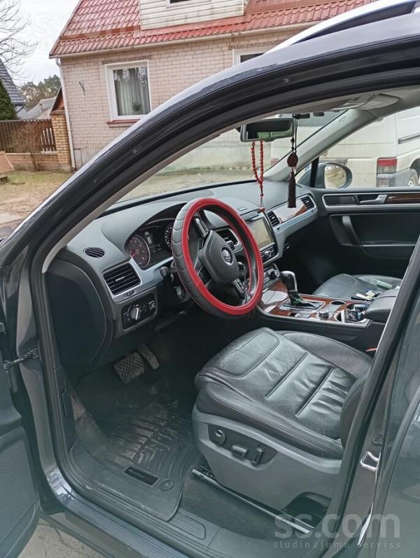 Grey Volkswagen Touareg 2013 in Daugavpils, with an engine capacity of 3.60 L and mileage of 90 thousand km for 16900 €, photo 6 on AUTOMOTO.COM.LV