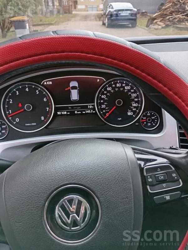 Grey Volkswagen Touareg 2013 in Daugavpils, with an engine capacity of 3.60 L and mileage of 90 thousand km for 16900 €, photo 7 on AUTOMOTO.COM.LV
