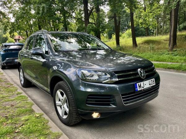 Grey Volkswagen Touareg 2013 in Riga, with an engine capacity of 3.00 L and mileage of 268 thousand km for 10500 €, photo 3 on AUTOMOTO.COM.LV