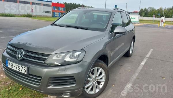Pelēks Volkswagen Touareg 2013 Rīga, ar dzinēja tilpumu 3.00 L un nobraukumu 300 tūkst. km par 7700 €, foto 2 vietnē AUTOMOTO.COM.LV