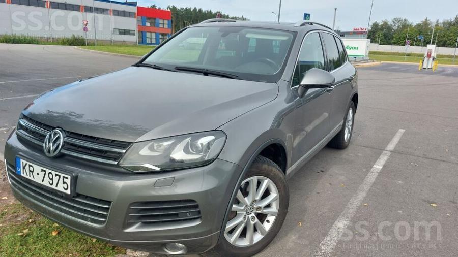 Grey Volkswagen Touareg 2013 in Riga, with an engine capacity of 3.00 L and mileage of 300 thousand km for 7700 €, photo 3 on AUTOMOTO.COM.LV
