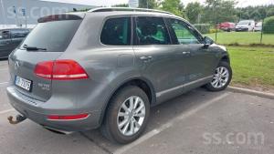 Grey Volkswagen Touareg 2013 in Riga, with an engine capacity of 3.00 L and mileage of 300 thousand km for 7700 €, photo 4 on AUTOMOTO.COM.LV
