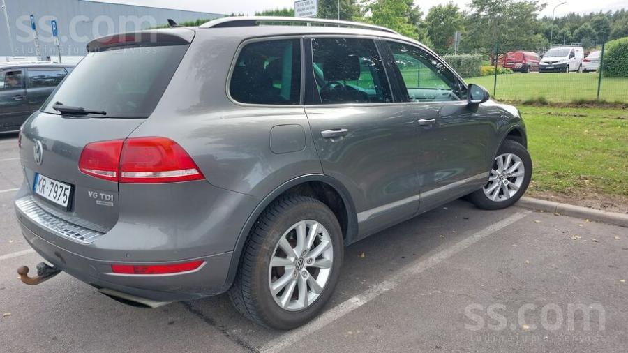 Grey Volkswagen Touareg 2013 in Riga, with an engine capacity of 3.00 L and mileage of 300 thousand km for 7700 €, photo 4 on AUTOMOTO.COM.LV