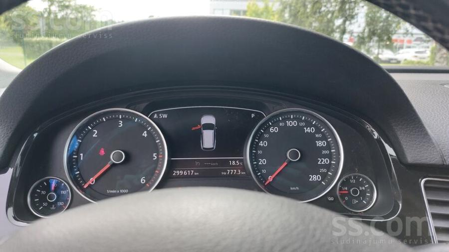 Grey Volkswagen Touareg 2013 in Riga, with an engine capacity of 3.00 L and mileage of 300 thousand km for 7700 €, photo 6 on AUTOMOTO.COM.LV