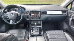 Grey Volkswagen Touareg 2013 in Riga, with an engine capacity of 3.00 L and mileage of 300 thousand km for 7700 €, photo 7 on AUTOMOTO.COM.LV