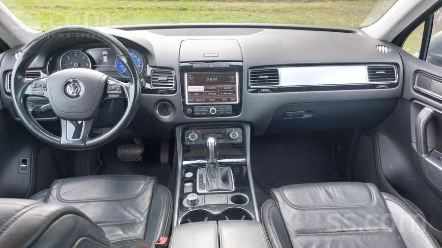 Grey Volkswagen Touareg 2013 in Riga, with an engine capacity of 3.00 L and mileage of 300 thousand km for 7700 €, photo 7 on AUTOMOTO.COM.LV