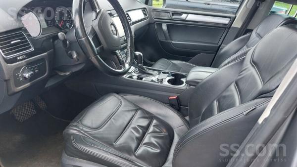 Pelēks Volkswagen Touareg 2013 Rīga, ar dzinēja tilpumu 3.00 L un nobraukumu 300 tūkst. km par 7700 €, foto 7 vietnē AUTOMOTO.COM.LV