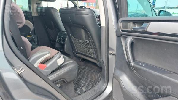 Pelēks Volkswagen Touareg 2013 Rīga, ar dzinēja tilpumu 3.00 L un nobraukumu 300 tūkst. km par 7700 €, foto 10 vietnē AUTOMOTO.COM.LV