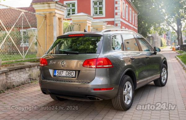 Pelēks Volkswagen Touareg 2013 Tallina, ar dzinēja tilpumu 3.00 L un nobraukumu 263 tūkst. km par 12900 €, foto 2 vietnē AUTOMOTO.COM.LV