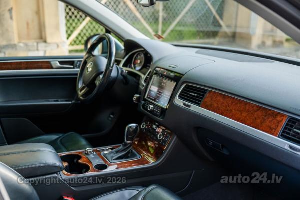 Pelēks Volkswagen Touareg 2013 Tallina, ar dzinēja tilpumu 3.00 L un nobraukumu 263 tūkst. km par 12900 €, foto 6 vietnē AUTOMOTO.COM.LV