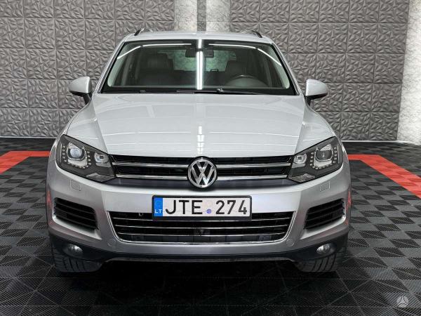 Grey Volkswagen Touareg 2013 in Kaunas, with an engine capacity of 2.97 L and mileage of 223 thousand km for 12250 €, photo 3 on AUTOMOTO.COM.LV