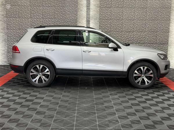 Grey Volkswagen Touareg 2013 in Kaunas, with an engine capacity of 2.97 L and mileage of 223 thousand km for 12250 €, photo 5 on AUTOMOTO.COM.LV