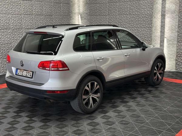 Grey Volkswagen Touareg 2013 in Kaunas, with an engine capacity of 2.97 L and mileage of 223 thousand km for 12250 €, photo 6 on AUTOMOTO.COM.LV