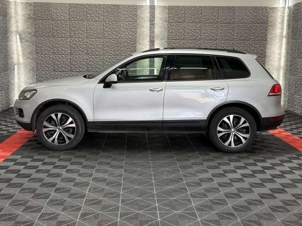 Grey Volkswagen Touareg 2013 in Kaunas, with an engine capacity of 2.97 L and mileage of 223 thousand km for 12250 €, photo 8 on AUTOMOTO.COM.LV