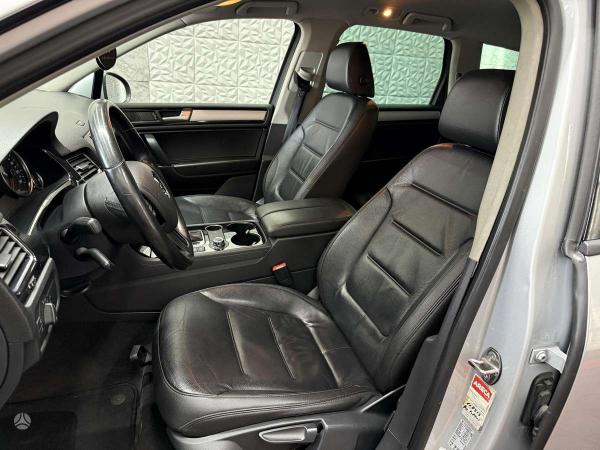 Grey Volkswagen Touareg 2013 in Kaunas, with an engine capacity of 2.97 L and mileage of 223 thousand km for 12250 €, photo 9 on AUTOMOTO.COM.LV
