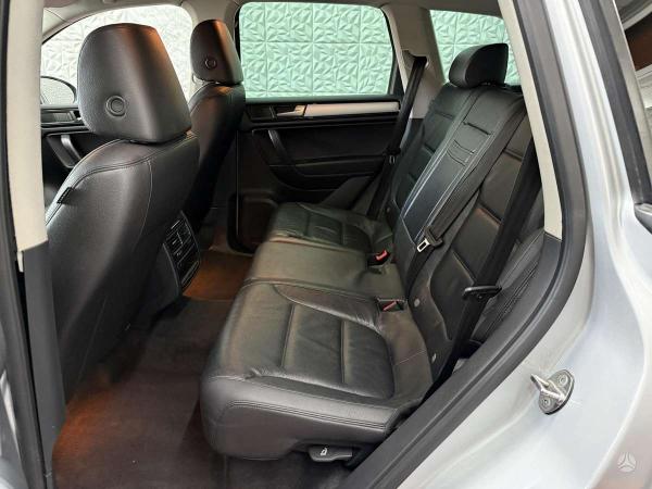 Grey Volkswagen Touareg 2013 in Kaunas, with an engine capacity of 2.97 L and mileage of 223 thousand km for 12250 €, photo 10 on AUTOMOTO.COM.LV