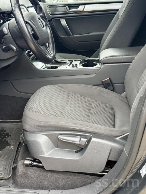 Volkswagen Touareg 2013 in Riga on AUTOMOTO.COM.LV Grey Volkswagen Touareg 2013 in Riga, with an engine capacity of 3.00 L and mileage of 0 thousand km for 10600 €, photo 6 on AUTOMOTO.COM.LV