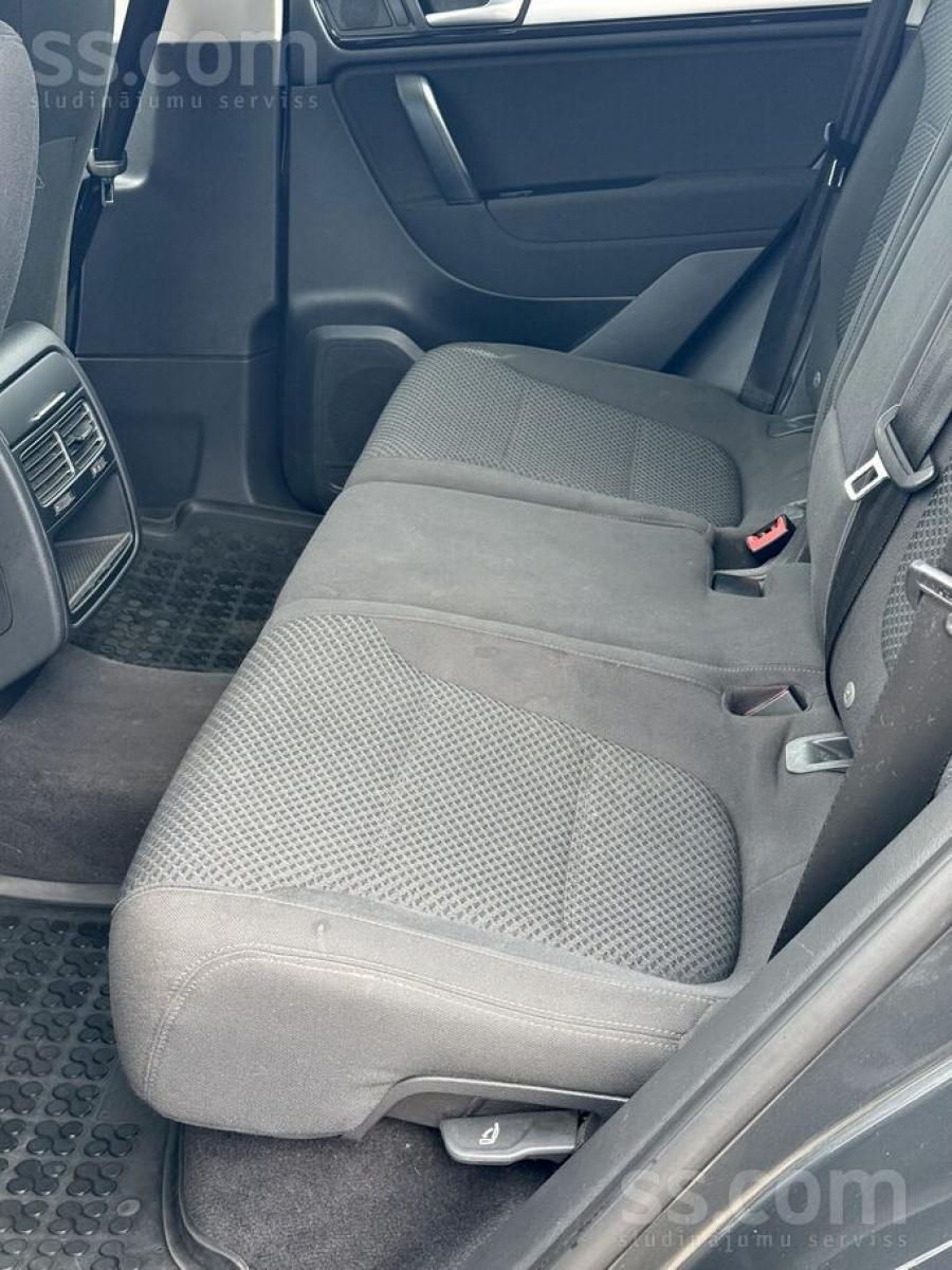 Pelēks Volkswagen Touareg 2013 Rīga, ar dzinēja tilpumu 3.00 L un nobraukumu 0 tūkst. km par 10600 €, foto 9 vietnē AUTOMOTO.COM.LV