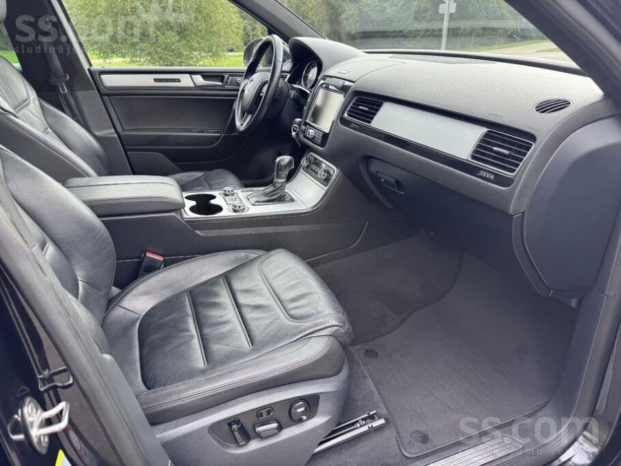 Pelēks Volkswagen Touareg 2013 Rīga, ar dzinēja tilpumu 3.00 L un nobraukumu 0 tūkst. km par 7650 €, foto 17 vietnē AUTOMOTO.COM.LV