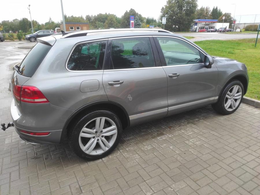 Pelēks Volkswagen Touareg 2013 Širvintos, ar dzinēja tilpumu 3.00 L un nobraukumu 290 tūkst. km par 10800 €, foto 5 vietnē AUTOMOTO.COM.LV