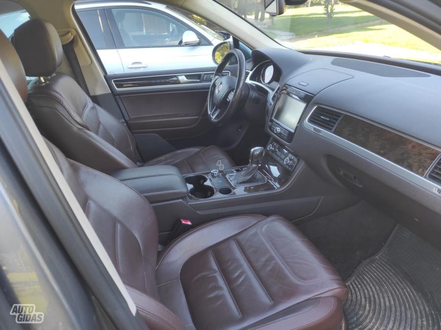 Pelēks Volkswagen Touareg 2013 Širvintos, ar dzinēja tilpumu 3.00 L un nobraukumu 290 tūkst. km par 10800 €, foto 10 vietnē AUTOMOTO.COM.LV