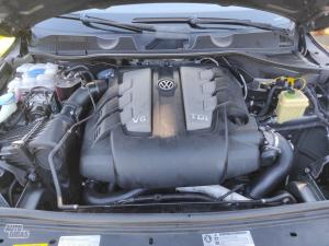 Pelēks Volkswagen Touareg 2013 Širvintos, ar dzinēja tilpumu 3.00 L un nobraukumu 290 tūkst. km par 10800 €, foto 16 vietnē AUTOMOTO.COM.LV