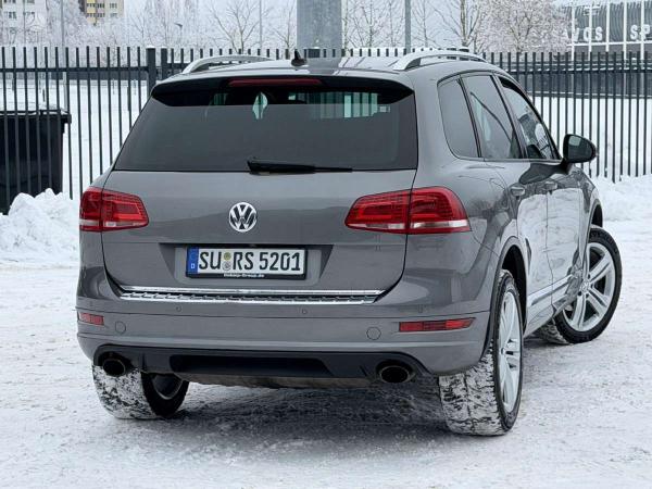 Pelēks Volkswagen Touareg 2014 Jonava, ar dzinēja tilpumu 2.97 L un nobraukumu 288 tūkst. km par 12950 €, foto 9 vietnē AUTOMOTO.COM.LV