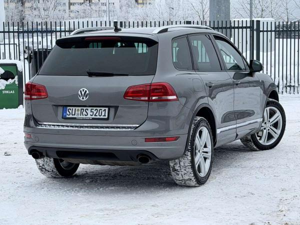 Pelēks Volkswagen Touareg 2014 Jonava, ar dzinēja tilpumu 2.97 L un nobraukumu 288 tūkst. km par 12950 €, foto 10 vietnē AUTOMOTO.COM.LV