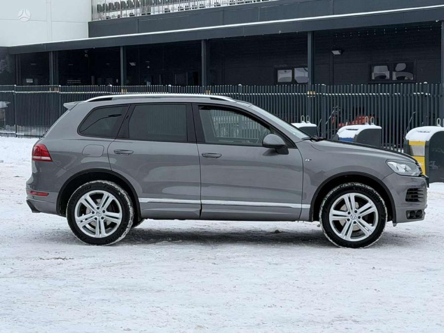 Pelēks Volkswagen Touareg 2014 Jonava, ar dzinēja tilpumu 2.97 L un nobraukumu 288 tūkst. km par 12999 €, foto 11 vietnē AUTOMOTO.COM.LV