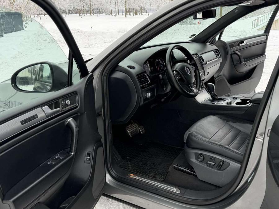 Pelēks Volkswagen Touareg 2014 Jonava, ar dzinēja tilpumu 2.97 L un nobraukumu 288 tūkst. km par 12999 €, foto 14 vietnē AUTOMOTO.COM.LV