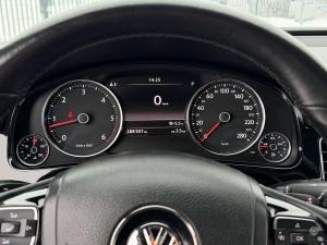 Pelēks Volkswagen Touareg 2014 Jonava, ar dzinēja tilpumu 2.97 L un nobraukumu 288 tūkst. km par 12999 €, foto 21 vietnē AUTOMOTO.COM.LV