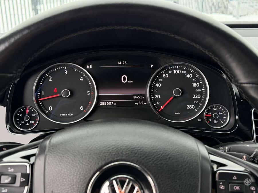 Pelēks Volkswagen Touareg 2014 Jonava, ar dzinēja tilpumu 2.97 L un nobraukumu 288 tūkst. km par 12999 €, foto 21 vietnē AUTOMOTO.COM.LV