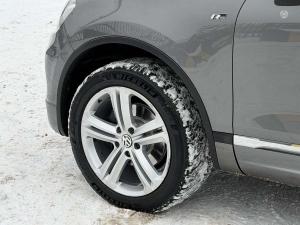 Pelēks Volkswagen Touareg 2014 Jonava, ar dzinēja tilpumu 2.97 L un nobraukumu 288 tūkst. km par 12999 €, foto 35 vietnē AUTOMOTO.COM.LV