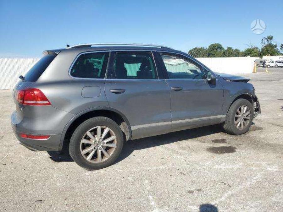 Grey Volkswagen Touareg 2014 in Siauliai, with an engine capacity of 3.60 L and mileage of 264 thousand km for 4500 €, photo 1 on AUTOMOTO.COM.LV