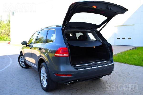 Grey Volkswagen Touareg 2014 in Riga, with an engine capacity of 3.00 L and mileage of 269 thousand km for 14500 €, photo 9 on AUTOMOTO.COM.LV