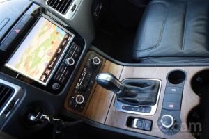 Pelēks Volkswagen Touareg 2014 Rīga, ar dzinēja tilpumu 3.00 L un nobraukumu 269 tūkst. km par 14500 €, foto 26 vietnē AUTOMOTO.COM.LV