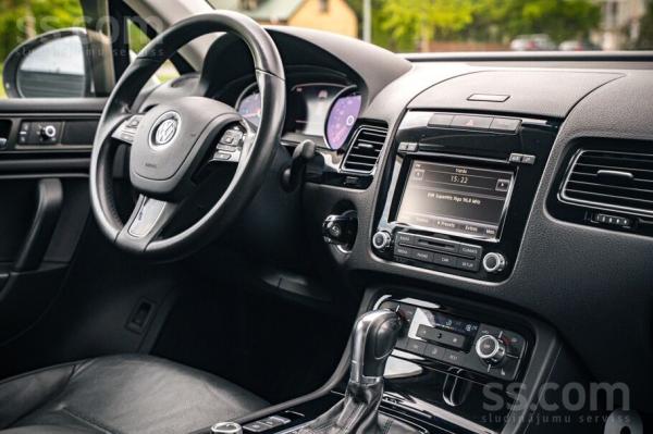 Pelēks Volkswagen Touareg 2014 Rīga, ar dzinēja tilpumu 3.00 L un nobraukumu 0 tūkst. km par 16990 €, foto 7 vietnē AUTOMOTO.COM.LV