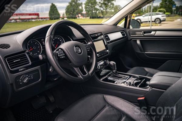 Pelēks Volkswagen Touareg 2014 Rīga, ar dzinēja tilpumu 3.00 L un nobraukumu 0 tūkst. km par 16990 €, foto 9 vietnē AUTOMOTO.COM.LV