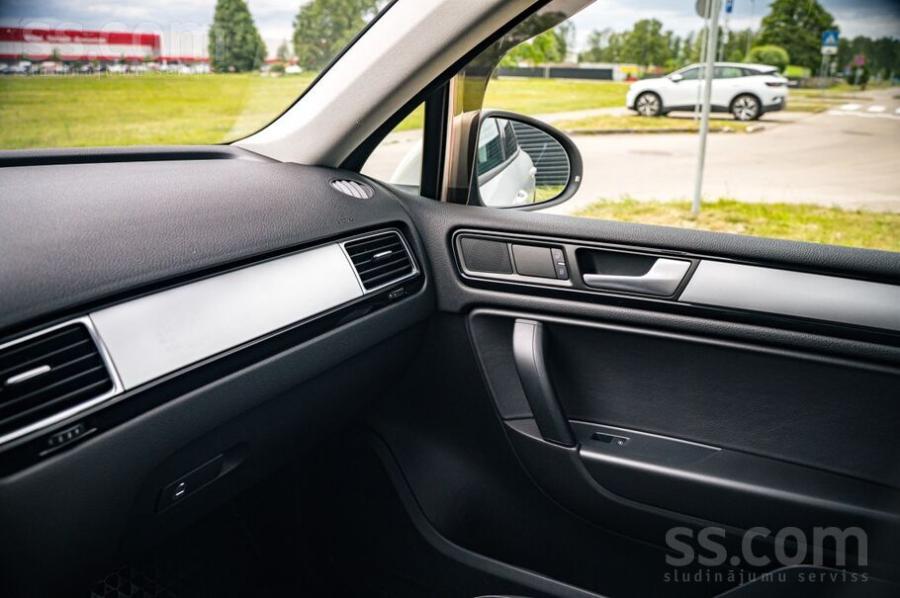 Pelēks Volkswagen Touareg 2014 Rīga, ar dzinēja tilpumu 3.00 L un nobraukumu 0 tūkst. km par 16990 €, foto 22 vietnē AUTOMOTO.COM.LV