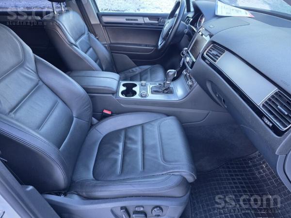 Grey Volkswagen Touareg 2014 in Rezekne, with an engine capacity of 3.00 L and mileage of 0 thousand km for 10950 €, photo 10 on AUTOMOTO.COM.LV