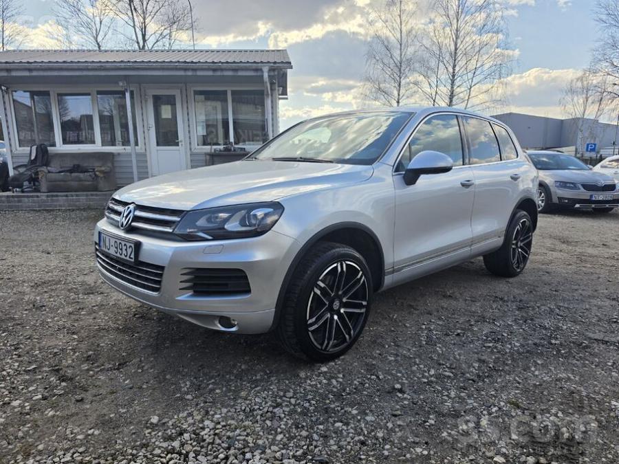 Grey Volkswagen Touareg 2014 in Rezekne, with an engine capacity of 3.00 L and mileage of 0 thousand km for 10850 €, photo 3 on AUTOMOTO.COM.LV