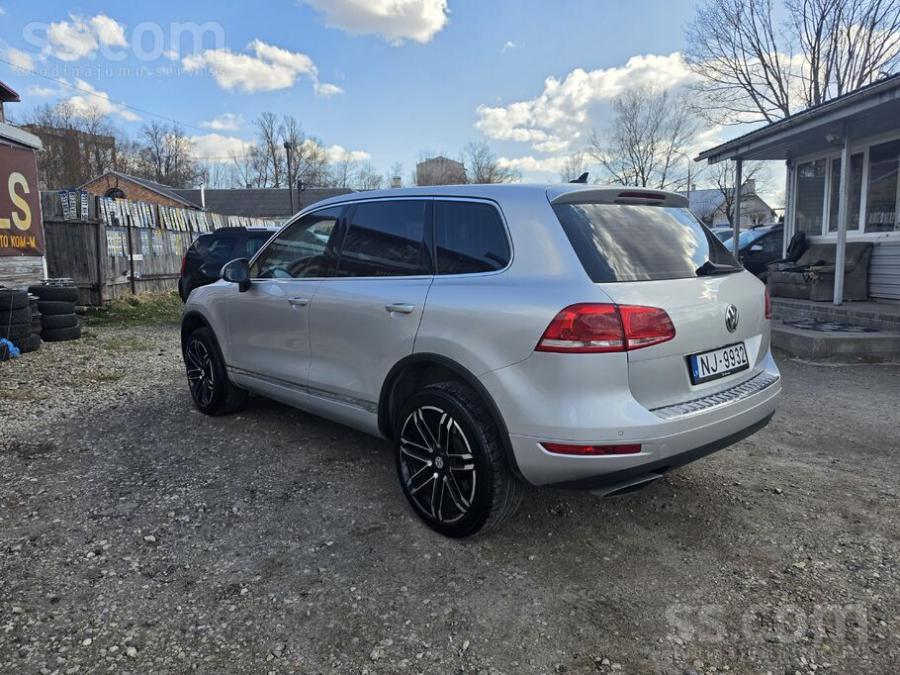 Grey Volkswagen Touareg 2014 in Rezekne, with an engine capacity of 3.00 L and mileage of 0 thousand km for 10850 €, photo 5 on AUTOMOTO.COM.LV