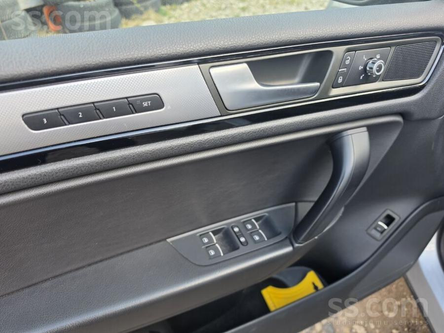 Grey Volkswagen Touareg 2014 in Rezekne, with an engine capacity of 3.00 L and mileage of 0 thousand km for 10850 €, photo 19 on AUTOMOTO.COM.LV