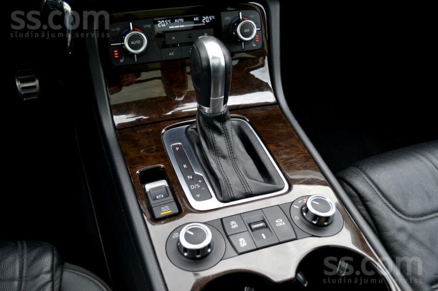 Pelēks Volkswagen Touareg 2014 Tukums, ar dzinēja tilpumu 3.00 L un nobraukumu 258 tūkst. km par 14190 €, foto 19 vietnē AUTOMOTO.COM.LV