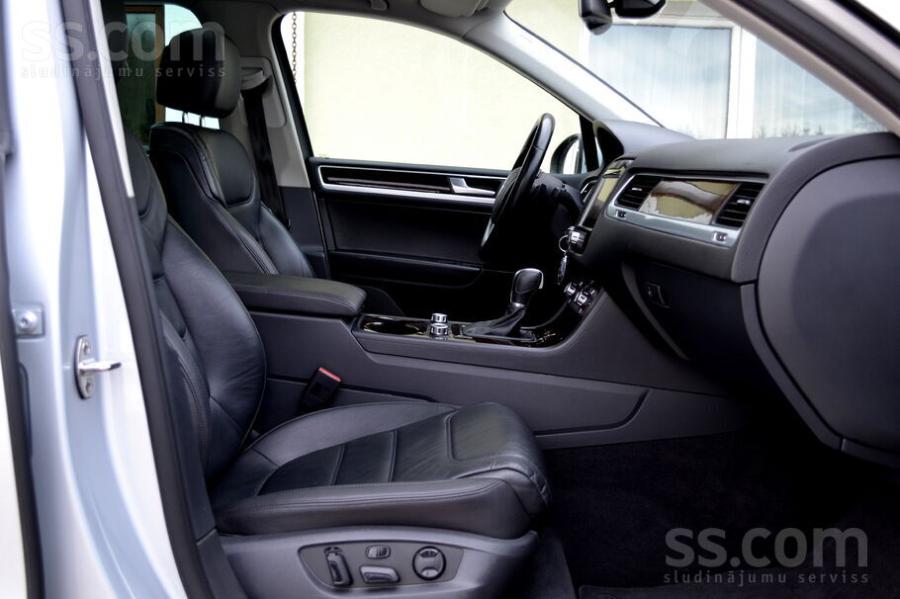 Pelēks Volkswagen Touareg 2014 Tukums, ar dzinēja tilpumu 3.00 L un nobraukumu 258 tūkst. km par 14190 €, foto 28 vietnē AUTOMOTO.COM.LV