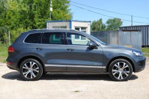 Pelēks Volkswagen Touareg 2014 Rīga, ar dzinēja tilpumu 3.00 L un nobraukumu 259 tūkst. km par 12990 €, foto 7 vietnē AUTOMOTO.COM.LV