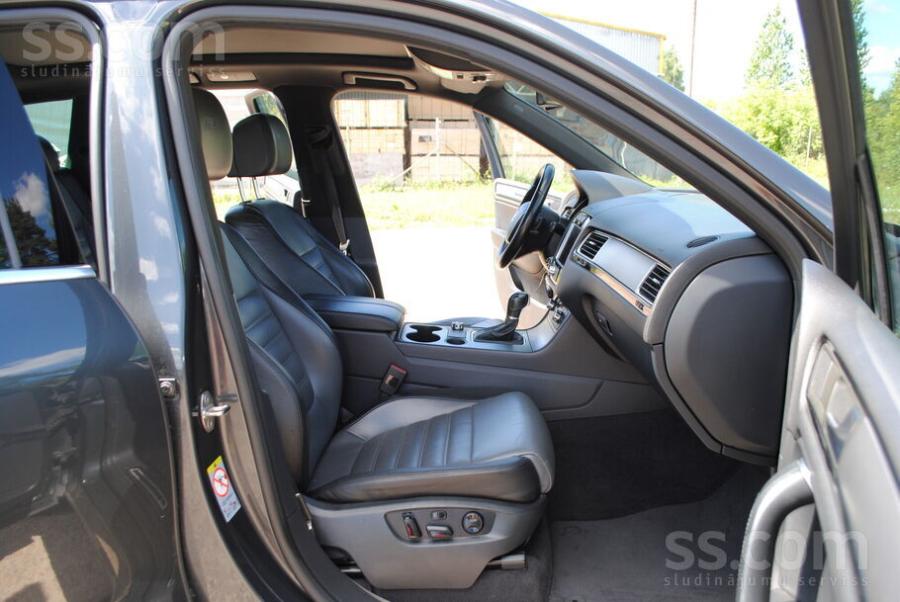Pelēks Volkswagen Touareg 2014 Rīga, ar dzinēja tilpumu 3.00 L un nobraukumu 259 tūkst. km par 12990 €, foto 13 vietnē AUTOMOTO.COM.LV